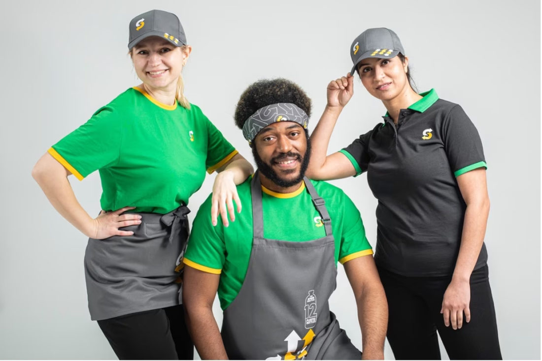 Subway lansează o nouă uniformă pentru angajați realizată din sticle de ...