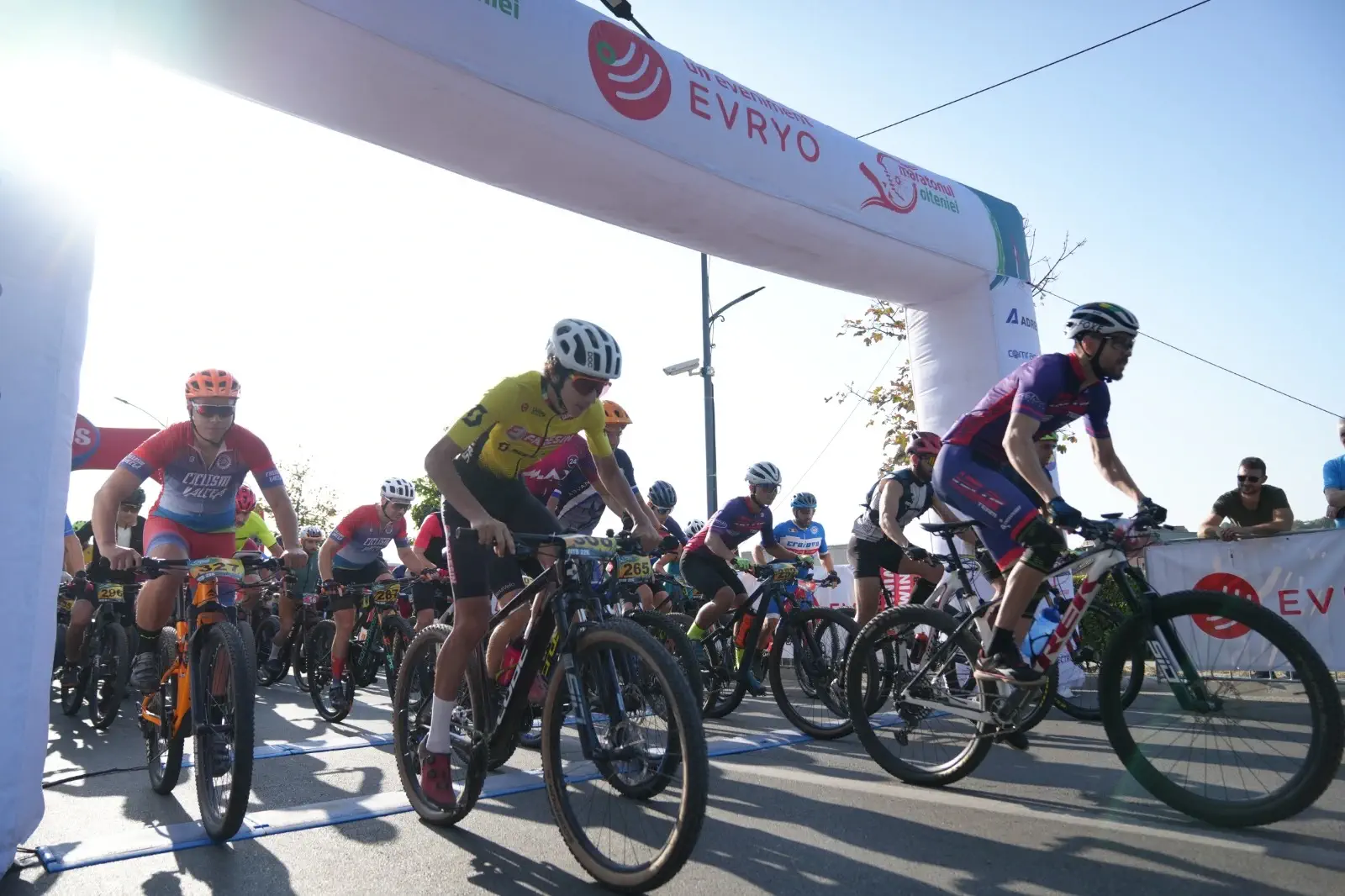 Evryo: Peste 700 concurenți înscriși și 100 de voluntari au ascultat ...